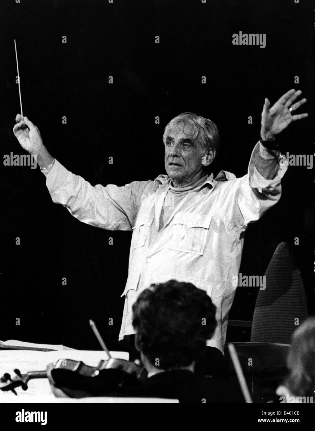 Leonard bernstein conducting Black and White Stock Photos & Images - Alamy