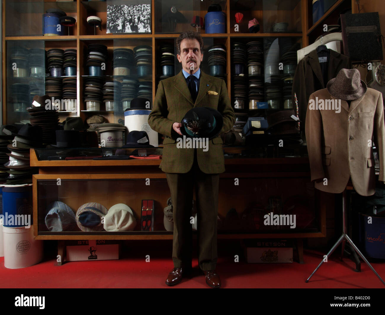 Man in traditional hat shop in Rome Stock Photo - Alamy