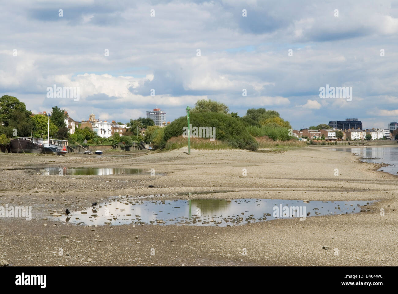 Low tide River Thames at Chiswick Mall. House Boats, Island is called ...