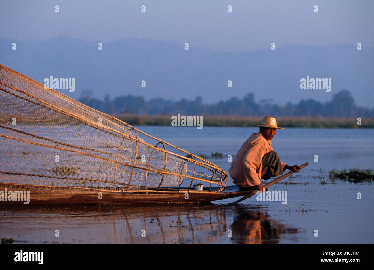 Intha fisherman at sunset on Inle Lake in Myanmar Stock Photo - Alamy