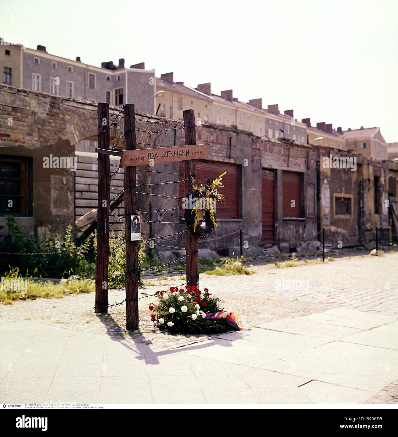 Berlin wall 1961 barbed wire hi-res stock photography and images - Alamy