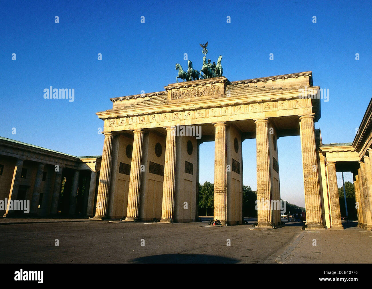 Berlin gate hi-res stock photography and images - Alamy