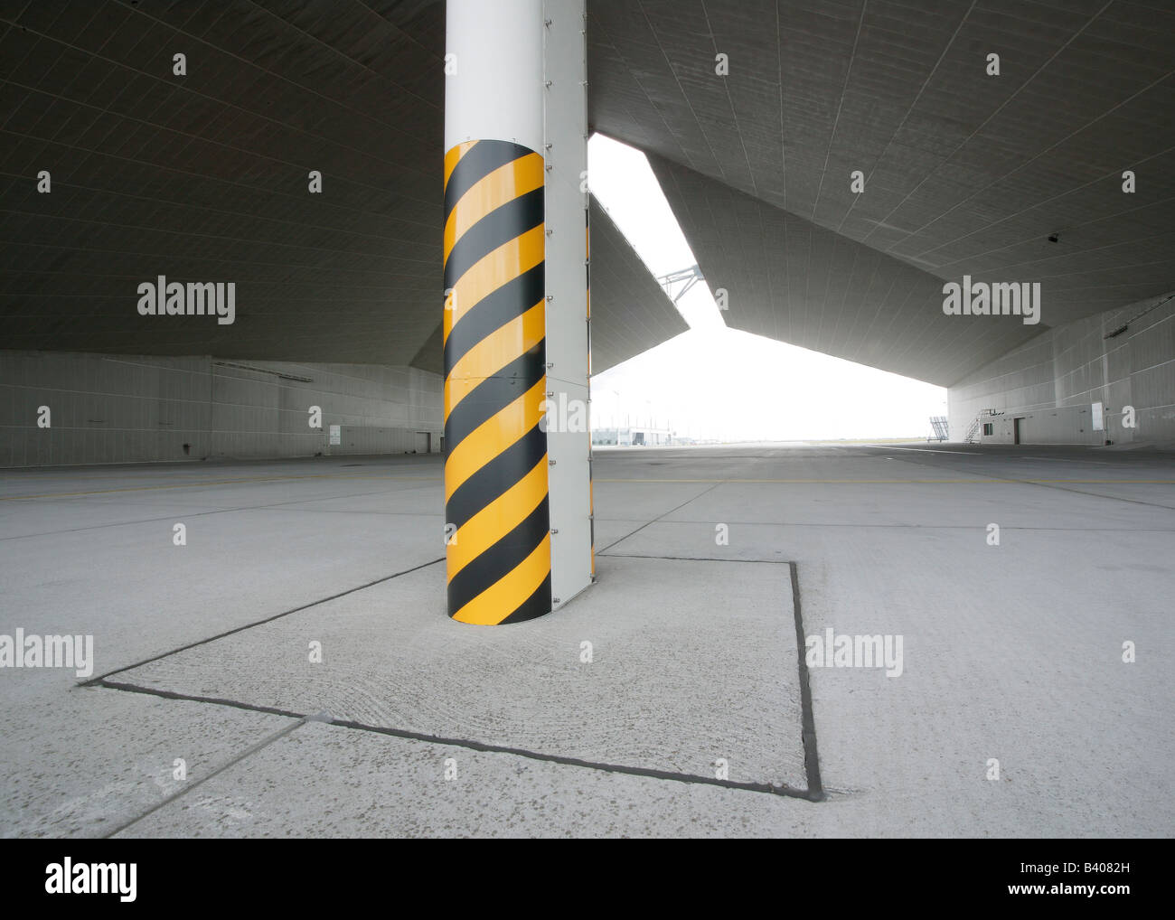 Pillar in a hall Stock Photo - Alamy
