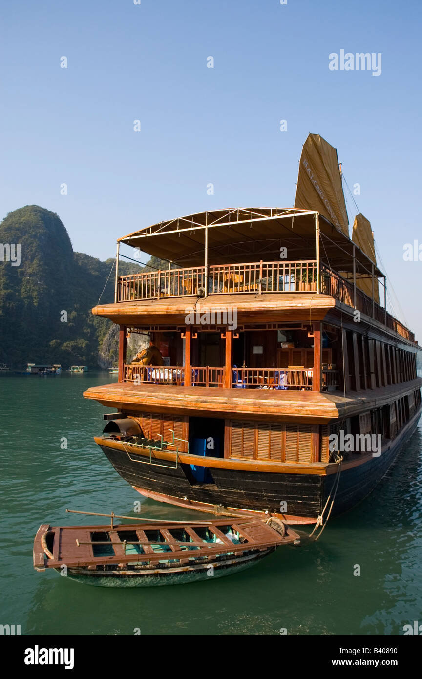 Junk under sail on Halong Bay, Quang Ninh Province, Vietnam Stock Photo ...