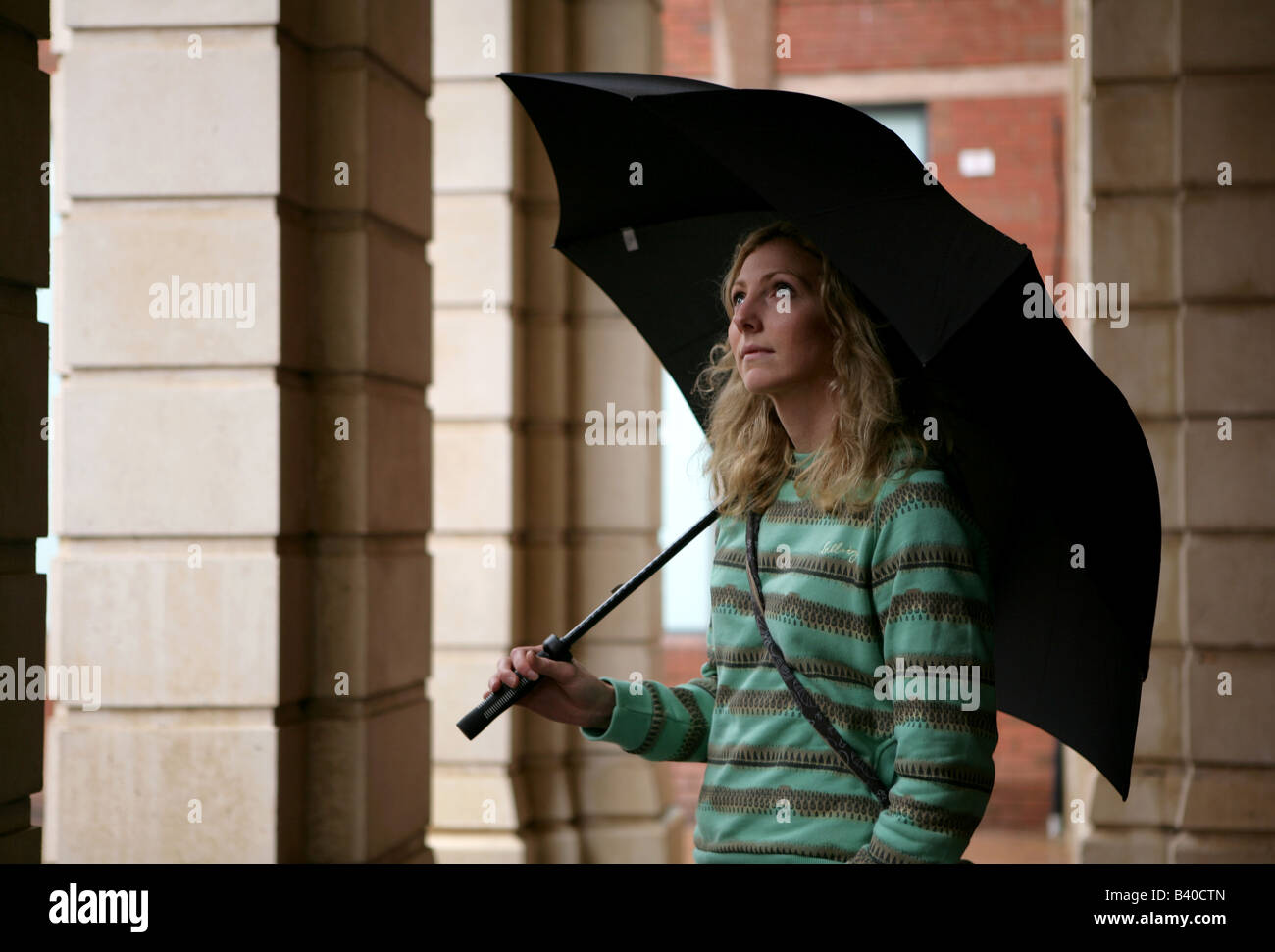 Rain people shelter hi-res stock photography and images - Alamy