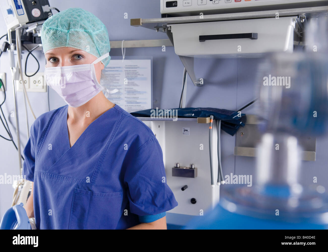Female anesthesiologist in an operating room Stock Photo - Alamy