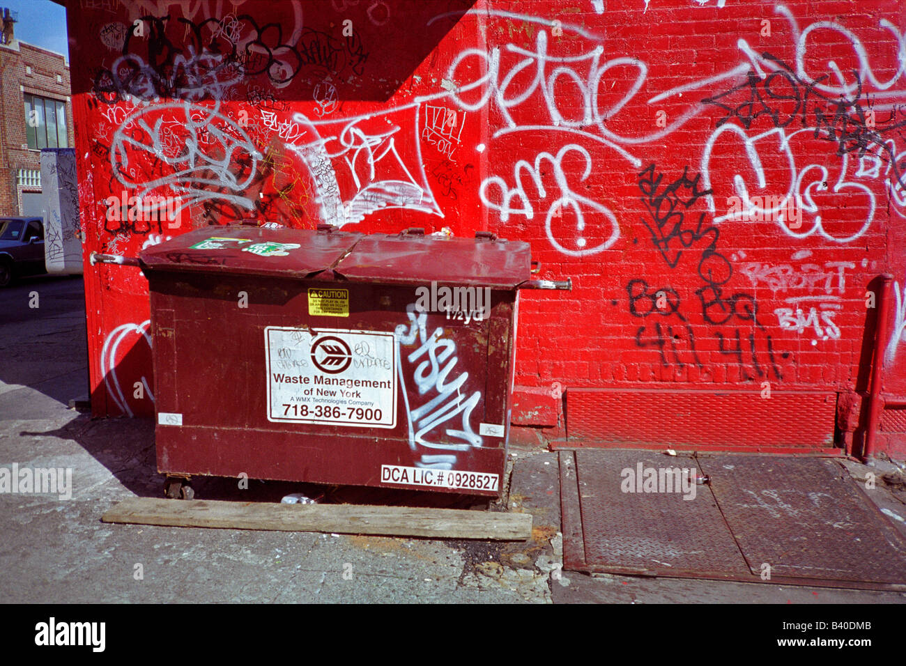 Painted dumpster hi-res stock photography and images - Alamy