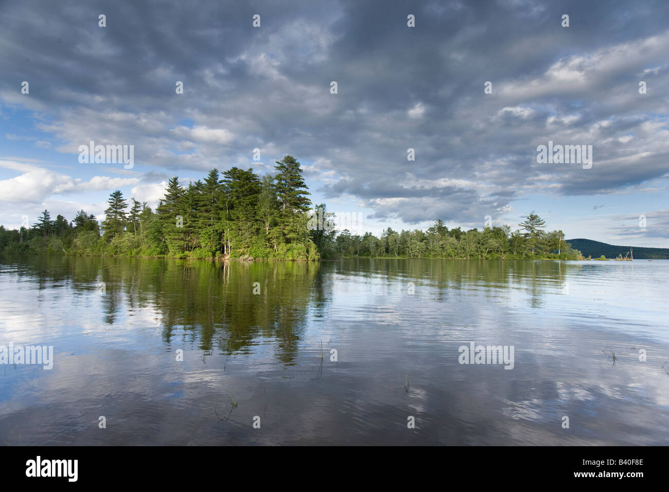 Rural country lake hi-res stock photography and images - Alamy