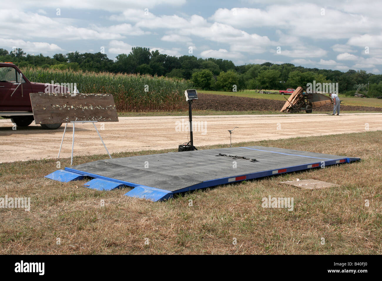 Scale to weigh tractor before entering tractor pulling contest Stock ...