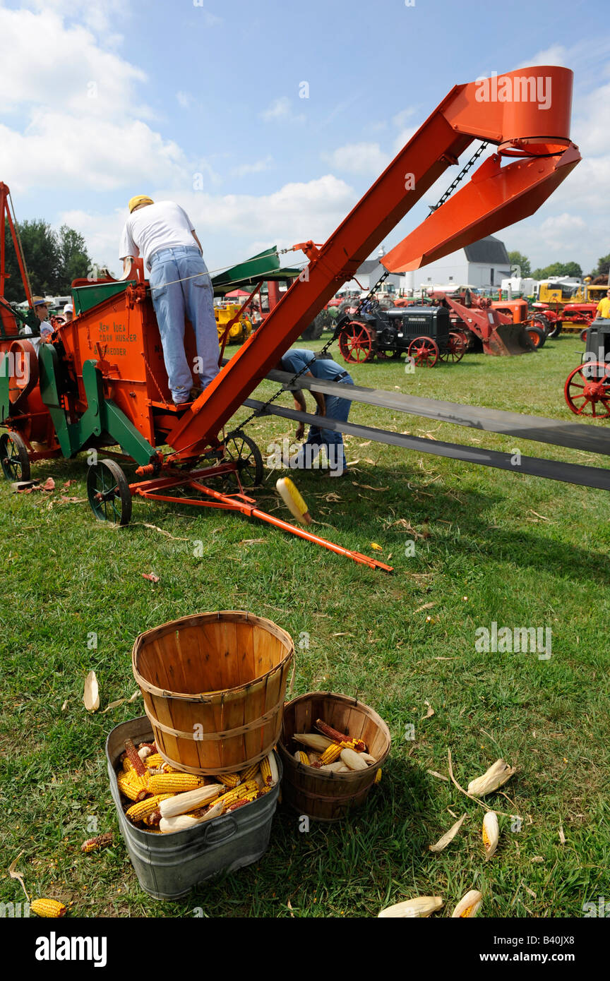 Vintage agricultural threshing machine hi-res stock photography and ...