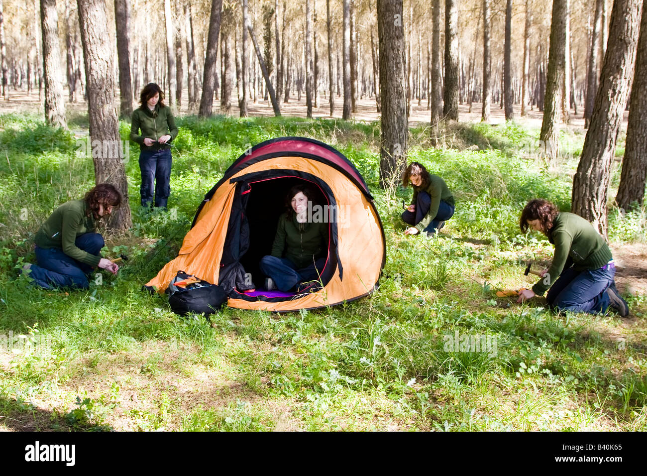 Girls building tent hi-res stock photography and images - Alamy
