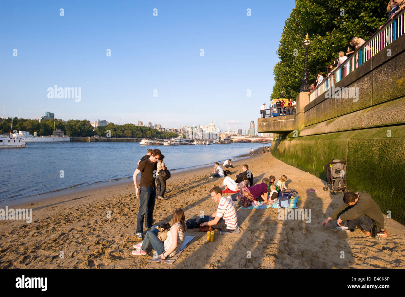 Thames beach london hi-res stock photography and images - Alamy