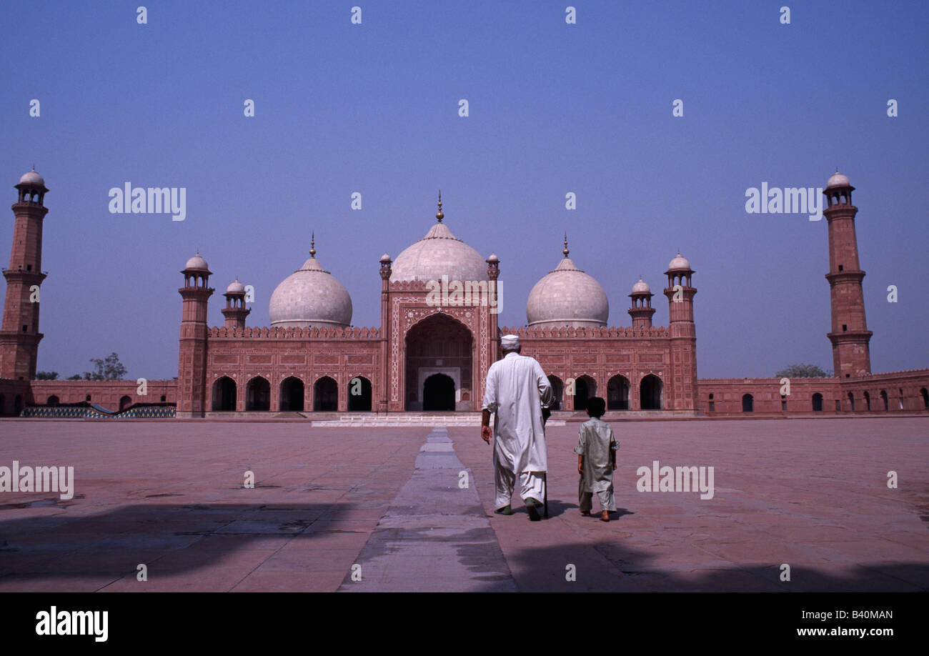 Worshippers at the Badshahi Mosque in Lahore, Pakistan. Completed in ...