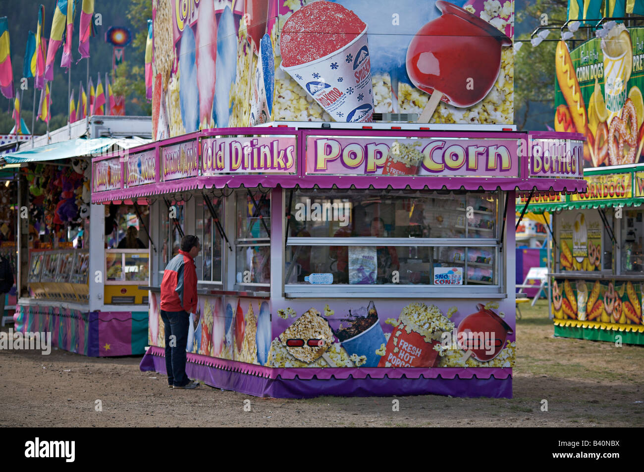 Vendor popcorn hi-res stock photography and images - Alamy