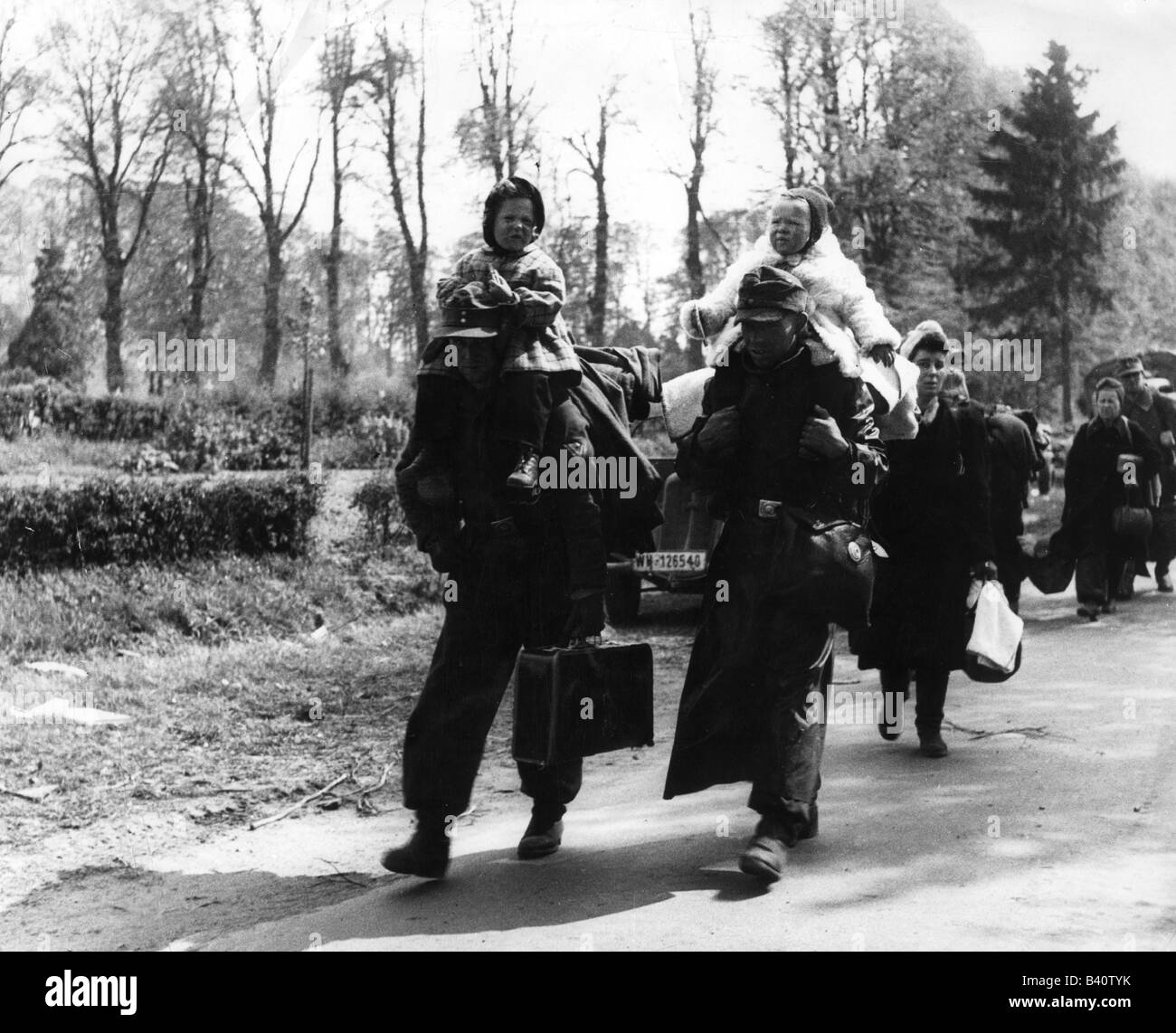 events, Second World War / WWII, Germany, German soldiers fleeing with ...