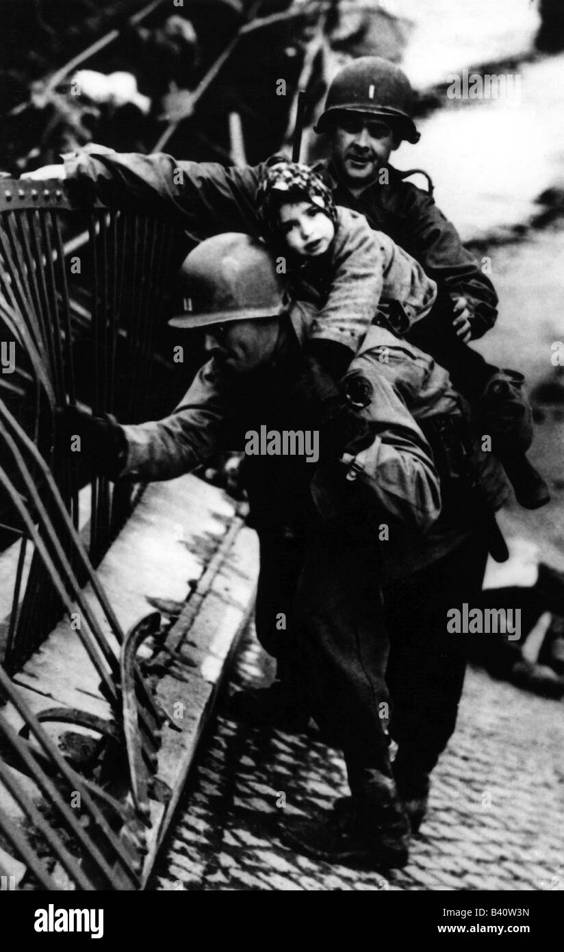 events, Second World War / WWII, Germany, US officers carrying child ...