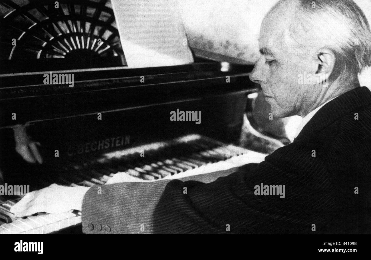 Bela bartok sitting hi-res stock photography and images - Alamy