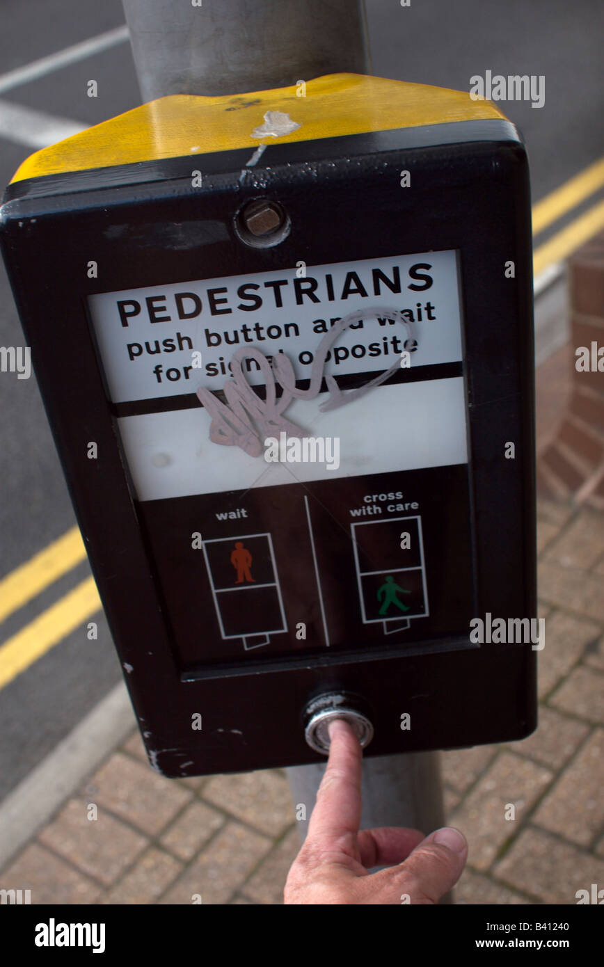Push button pedestrian crossing hi-res stock photography and images - Alamy