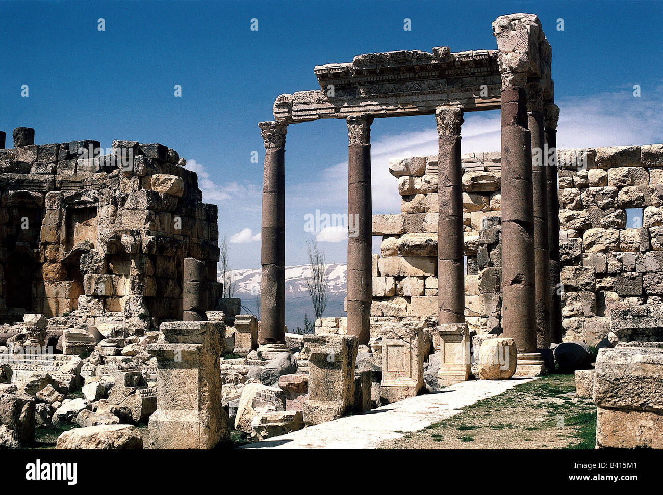 geography / travel, Lebanon, Baalbeck, altar court, ruin, excavations ...