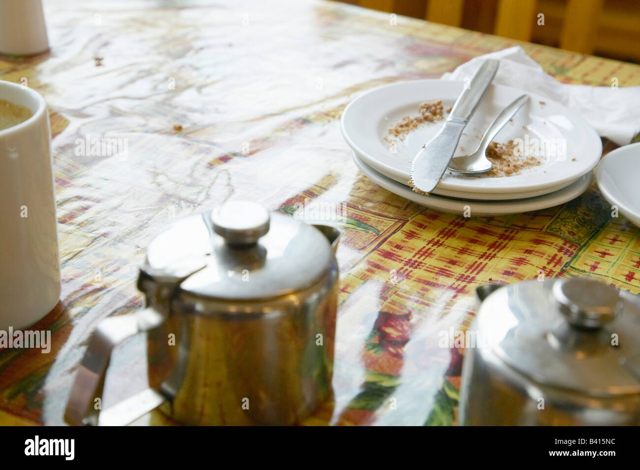 Empty plates on cafe table Stock Photo - Alamy