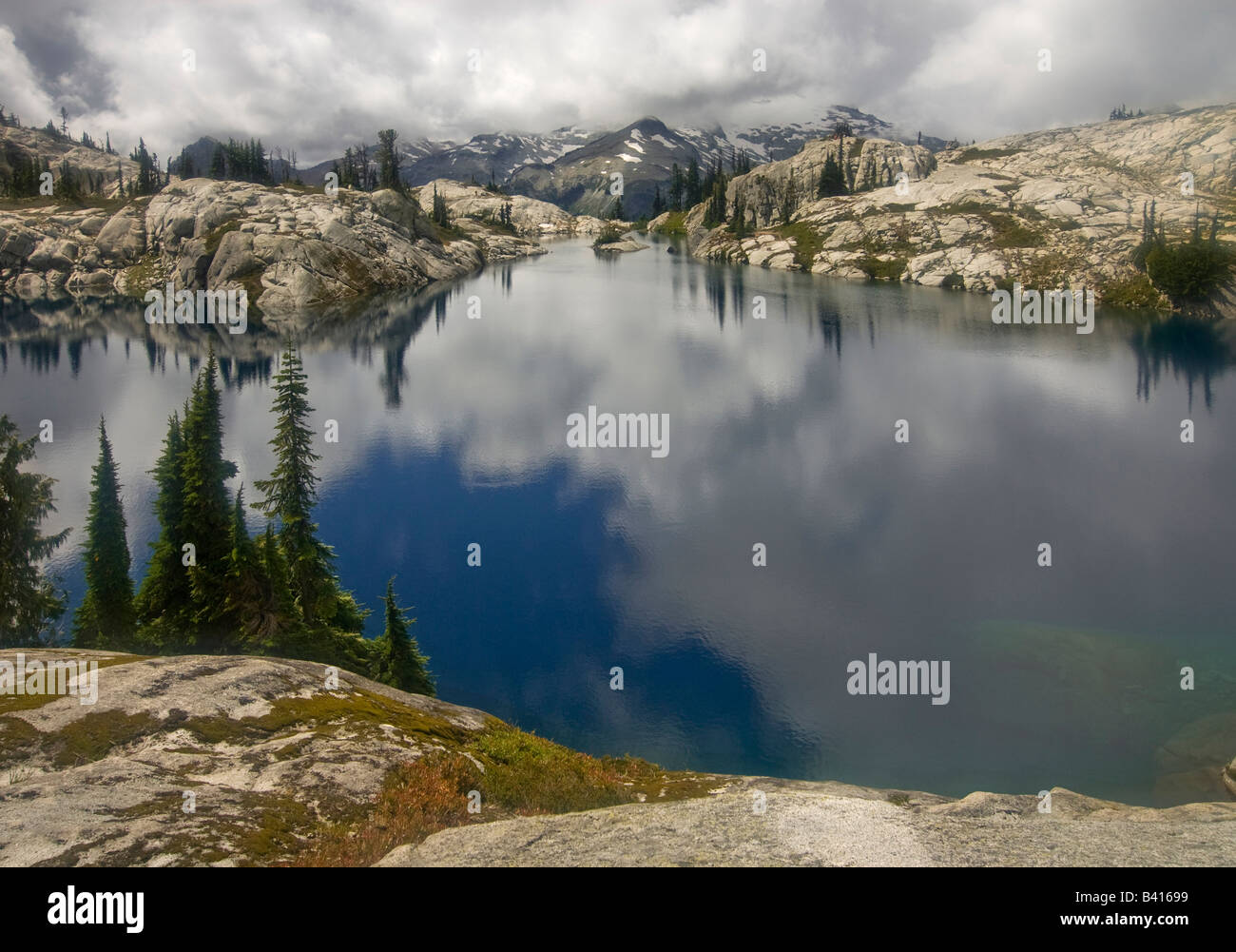 USA, Washington, Cascade Mountains. Alpine scenery at Robin Lakes in ...