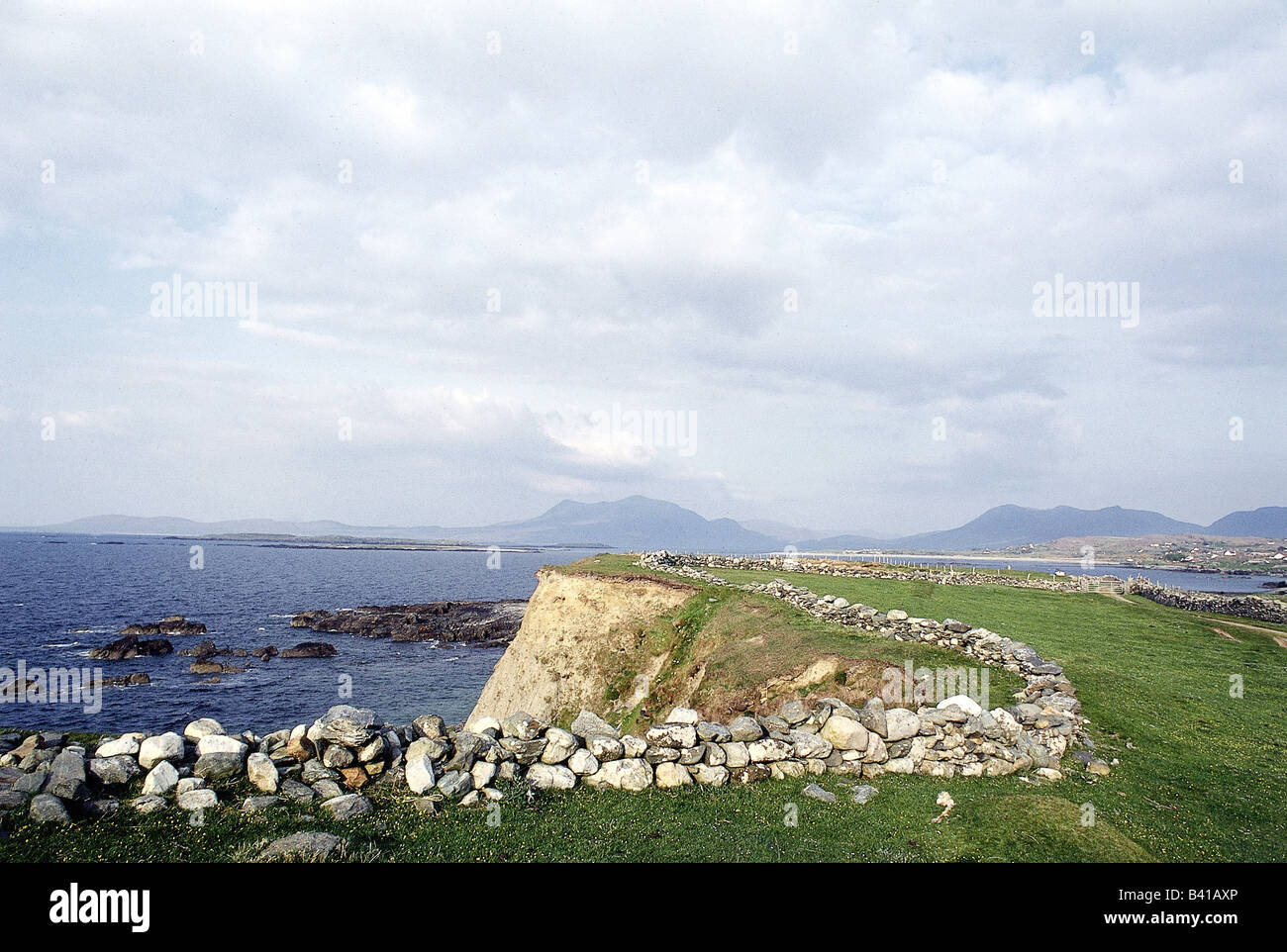 Tully cross connemara ireland hi-res stock photography and images - Alamy