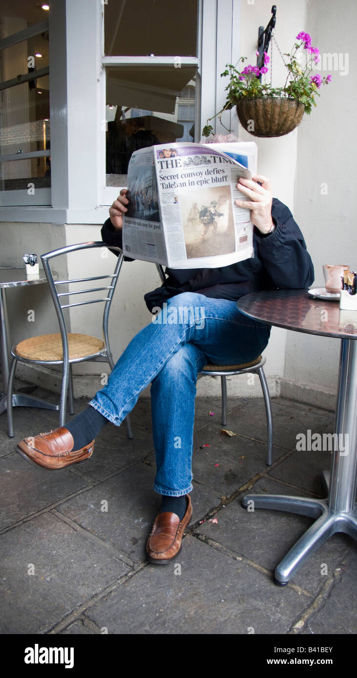 Reading intently hi-res stock photography and images - Alamy