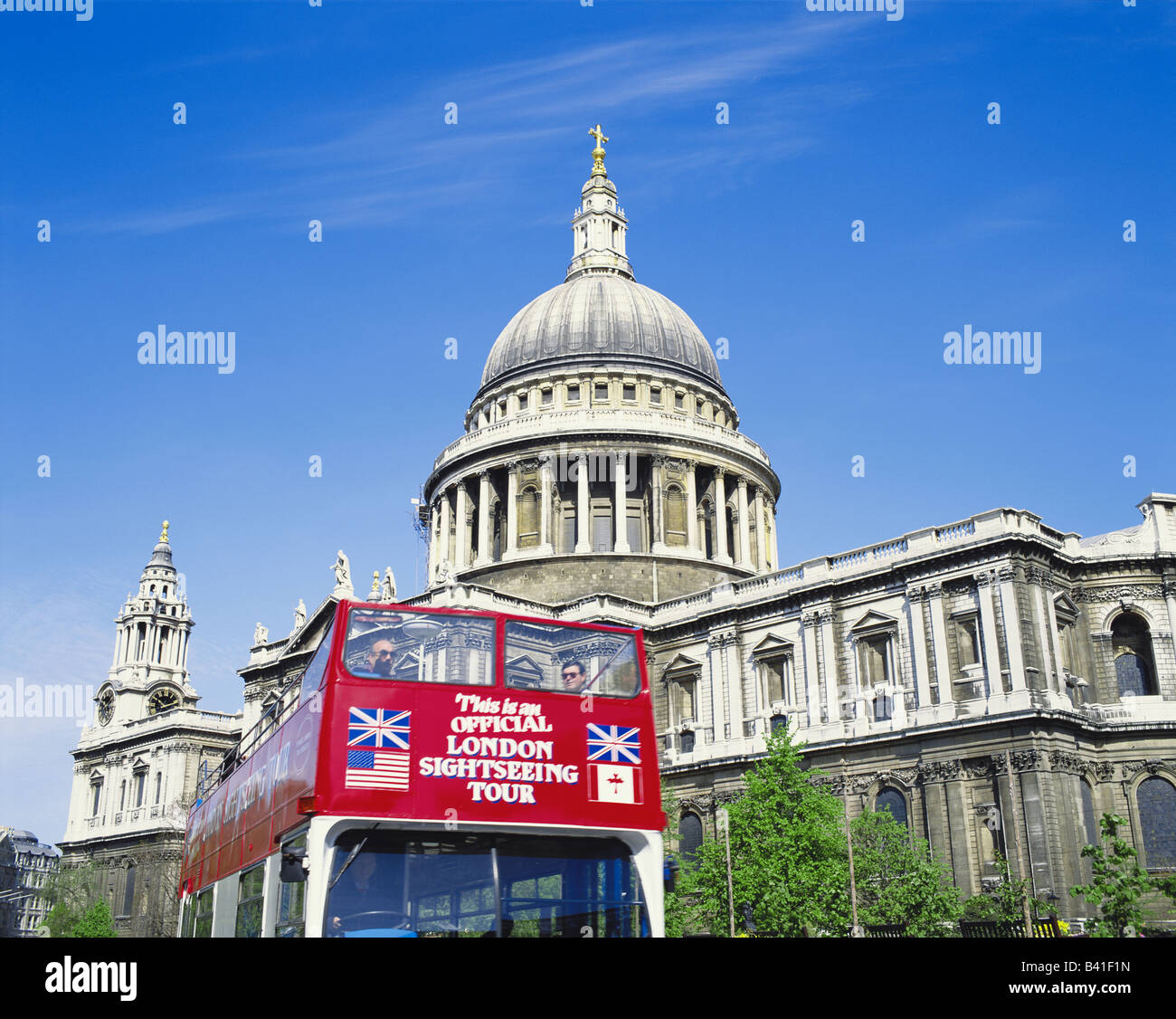 Open top bus london hi-res stock photography and images - Alamy