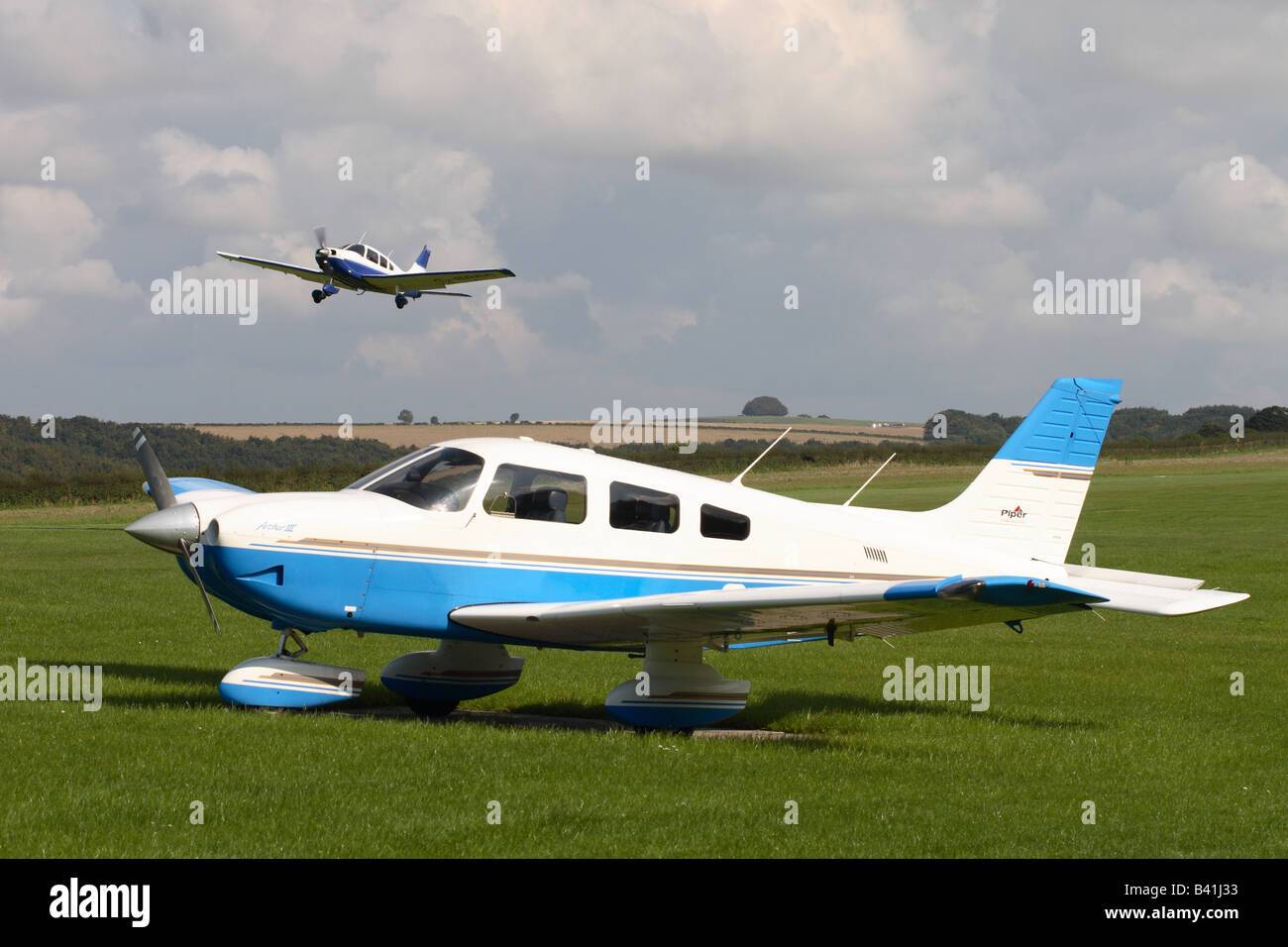 Piper Pa-28 Cherokee Archer general aviation light touring aircraft and ...