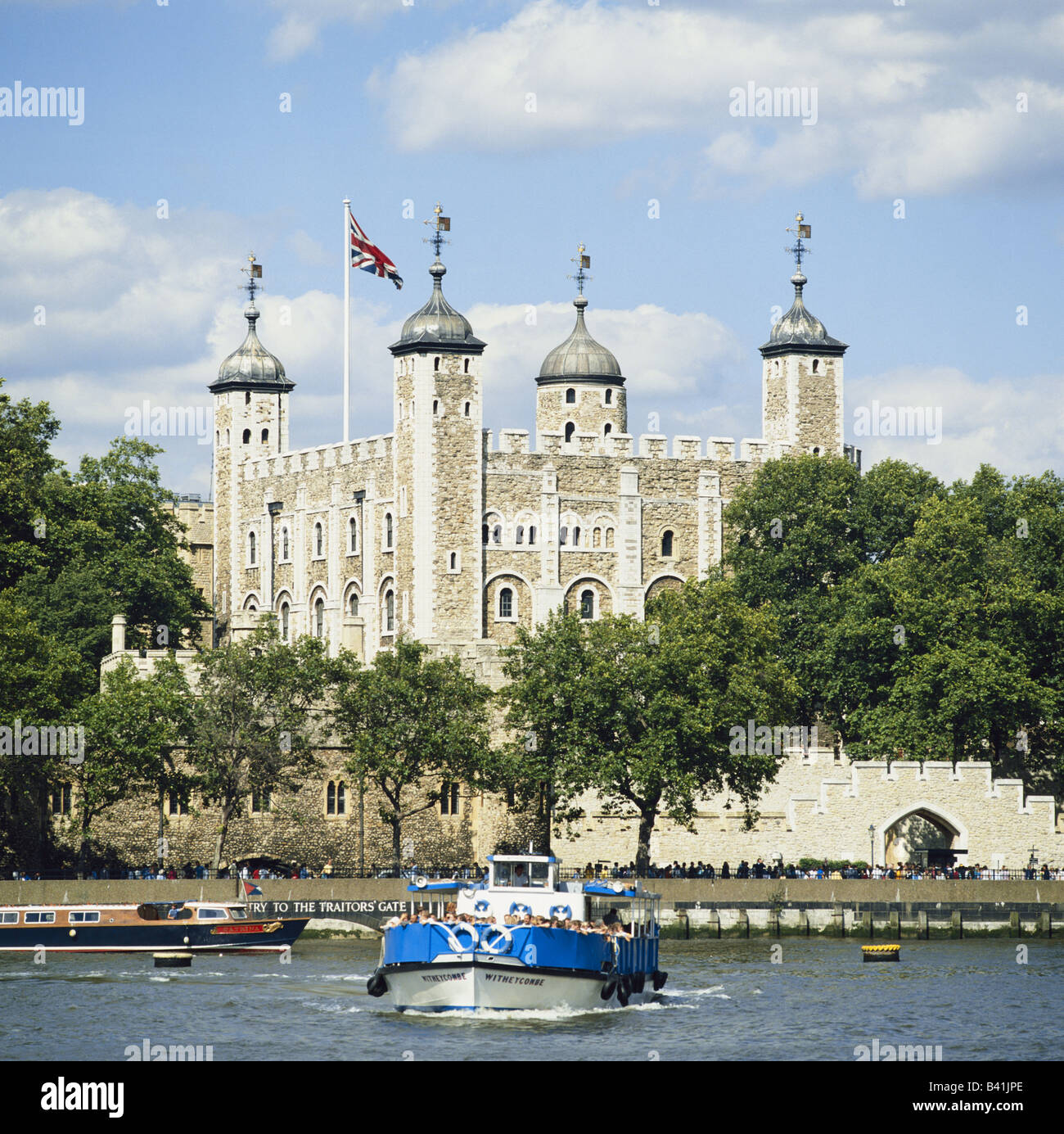 The Tower of London and tourist sightseeing boat on the River Thames ...