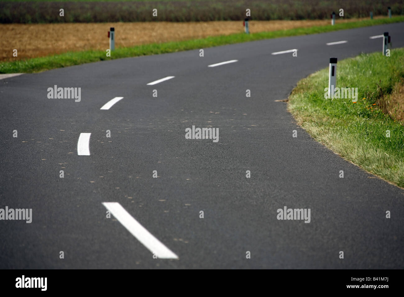 Road medians hi-res stock photography and images - Alamy