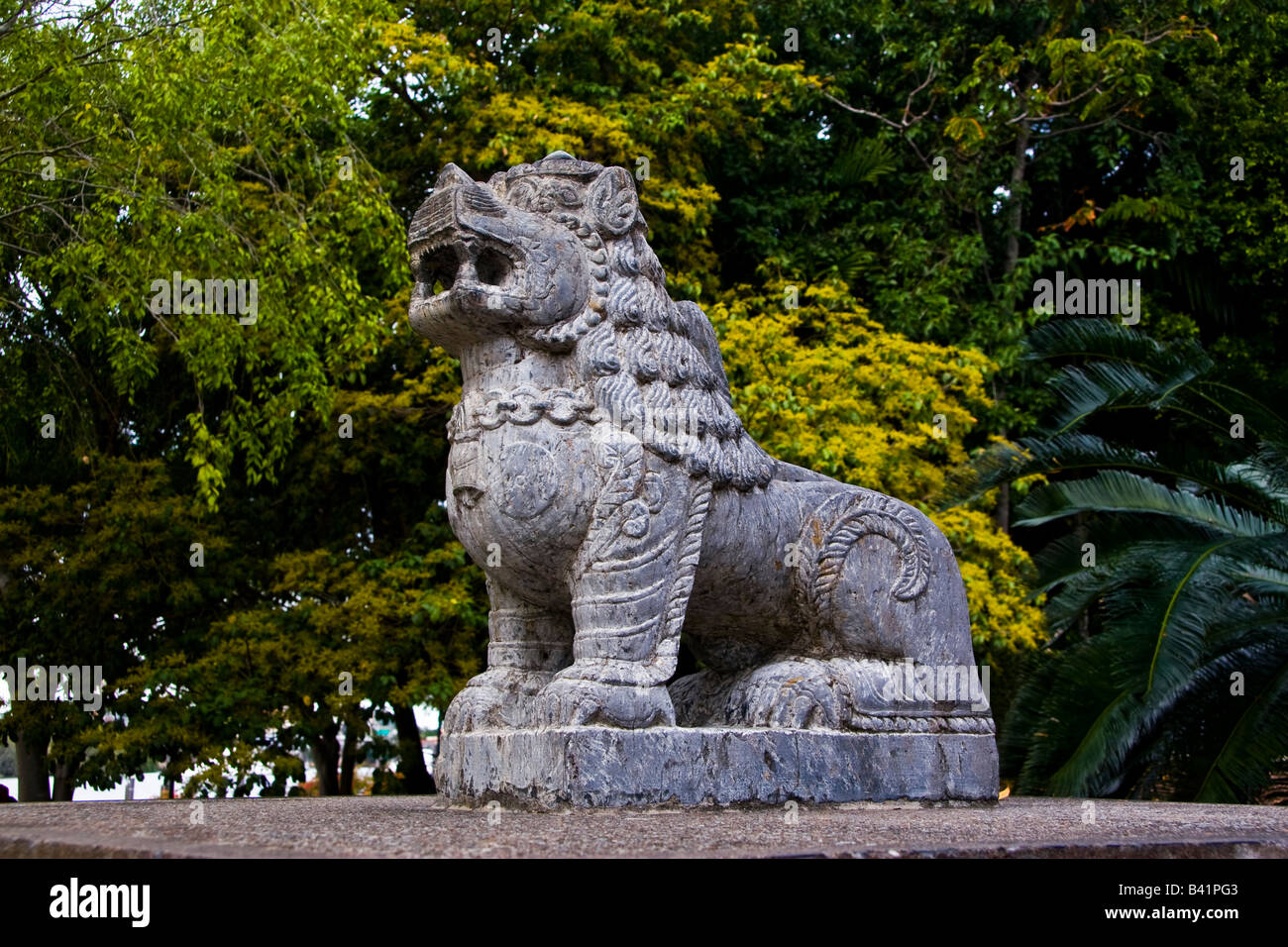 Temple lion guard hi-res stock photography and images - Alamy