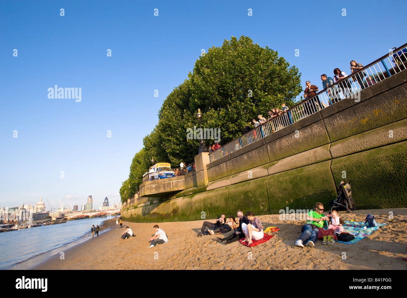 River thames beach hi-res stock photography and images - Alamy