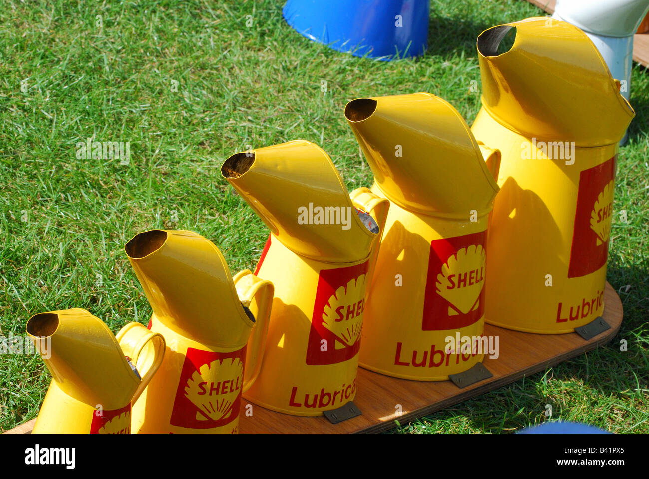 Motor oil cans hi-res stock photography and images - Alamy