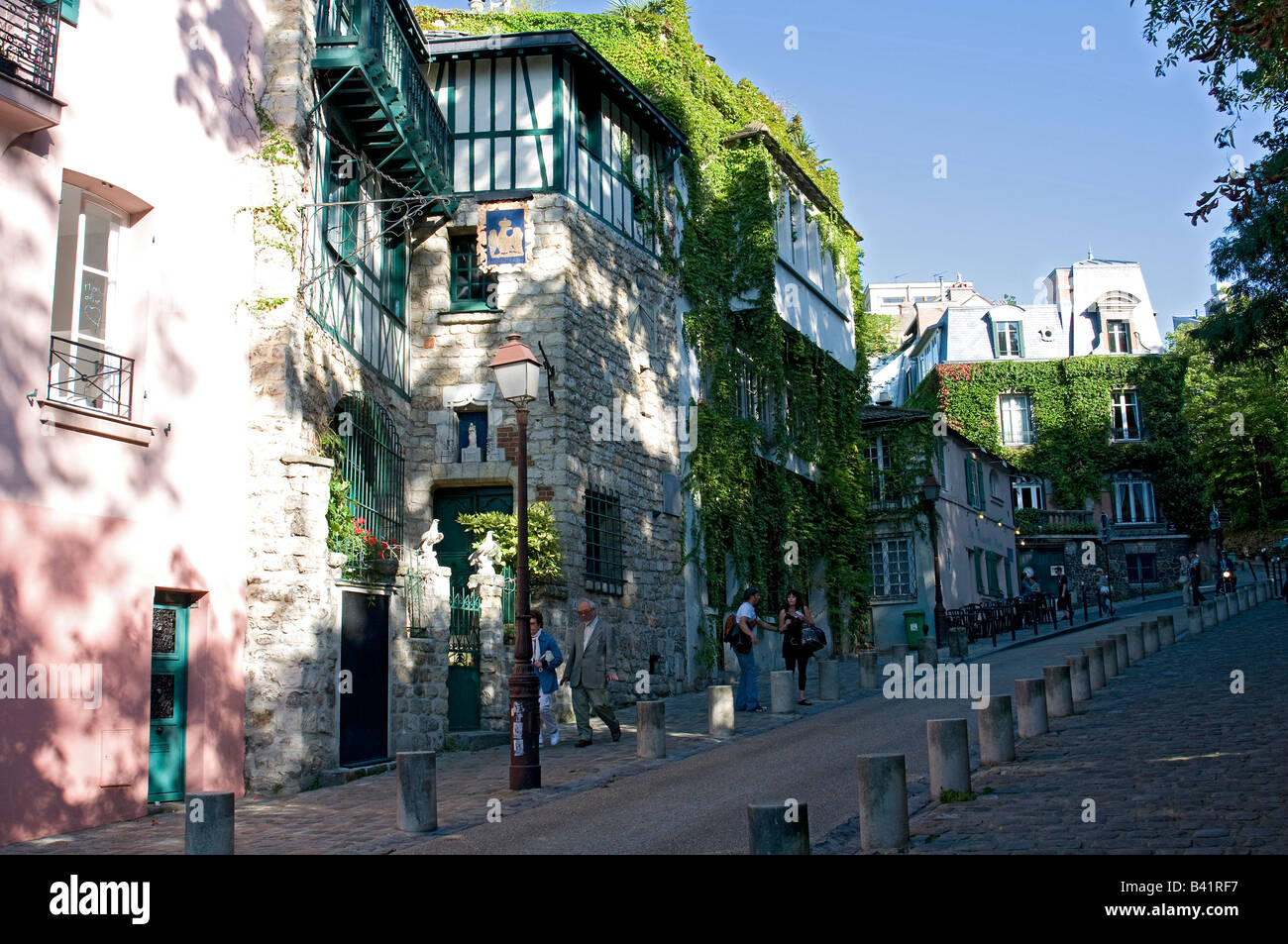 A typical street in Montmartre district in Paris Stock Photo - Alamy