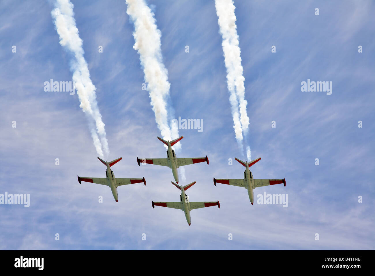 Four magnificent planes on air parade show art of synchronous flight ...