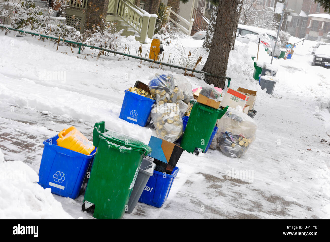 Be piled with garbage hi-res stock photography and images - Alamy