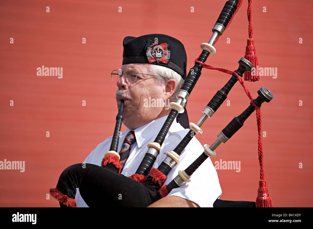 Scottish bagpiper playing music bagpipe hi-res stock photography and ...
