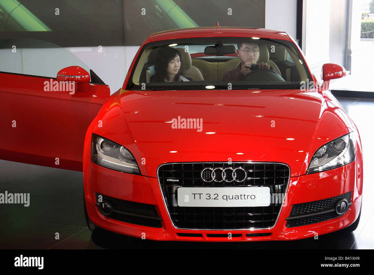 Red audi tt hi-res stock photography and images - Alamy