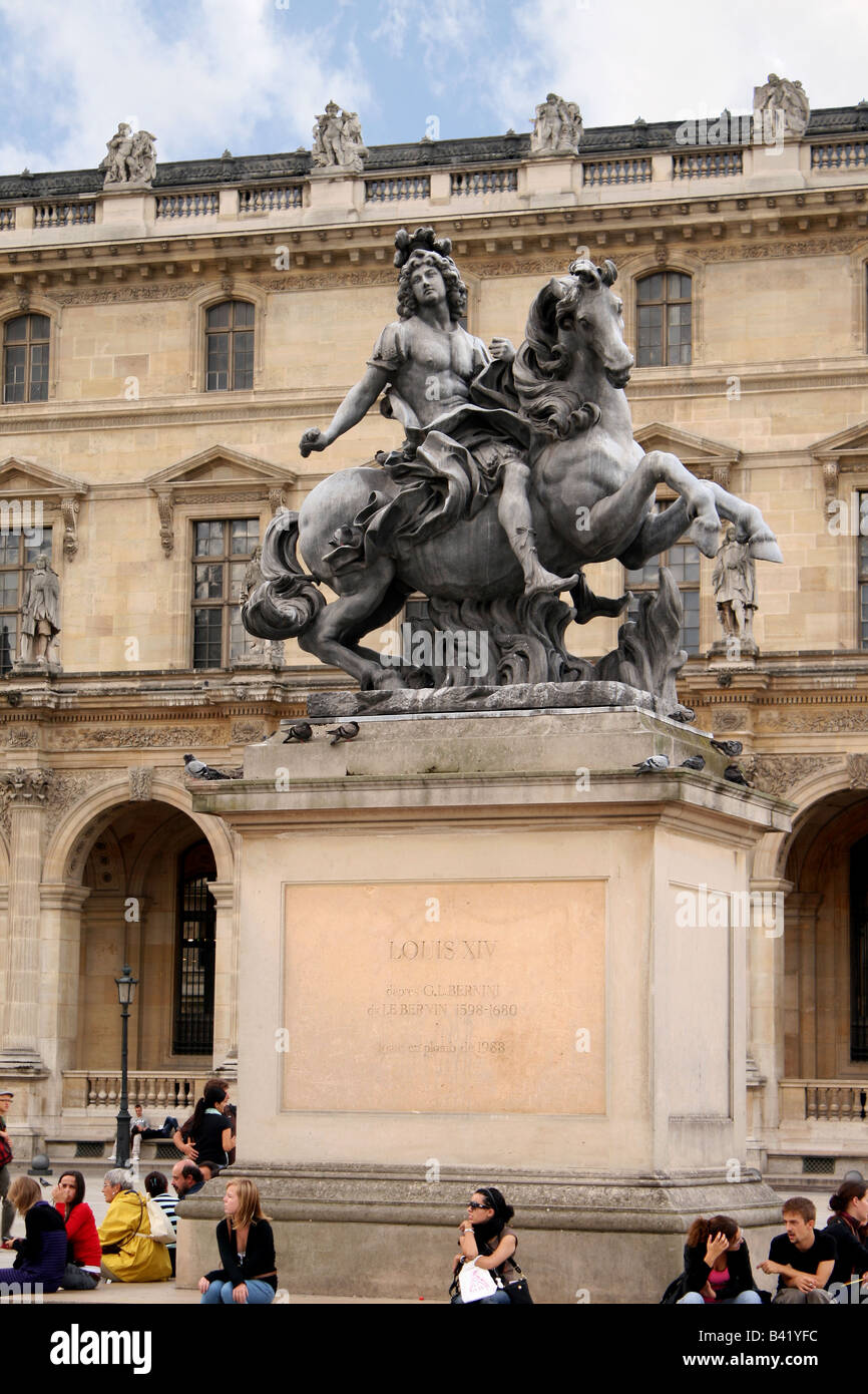 Napoleon louvre hi-res stock photography and images - Alamy