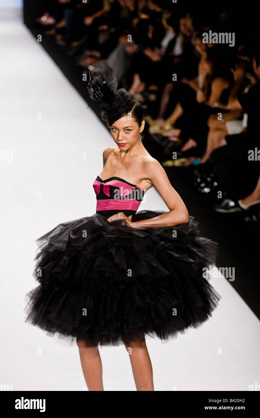 12 September 2008 ― New York, USA: A model presents an outfit by ...