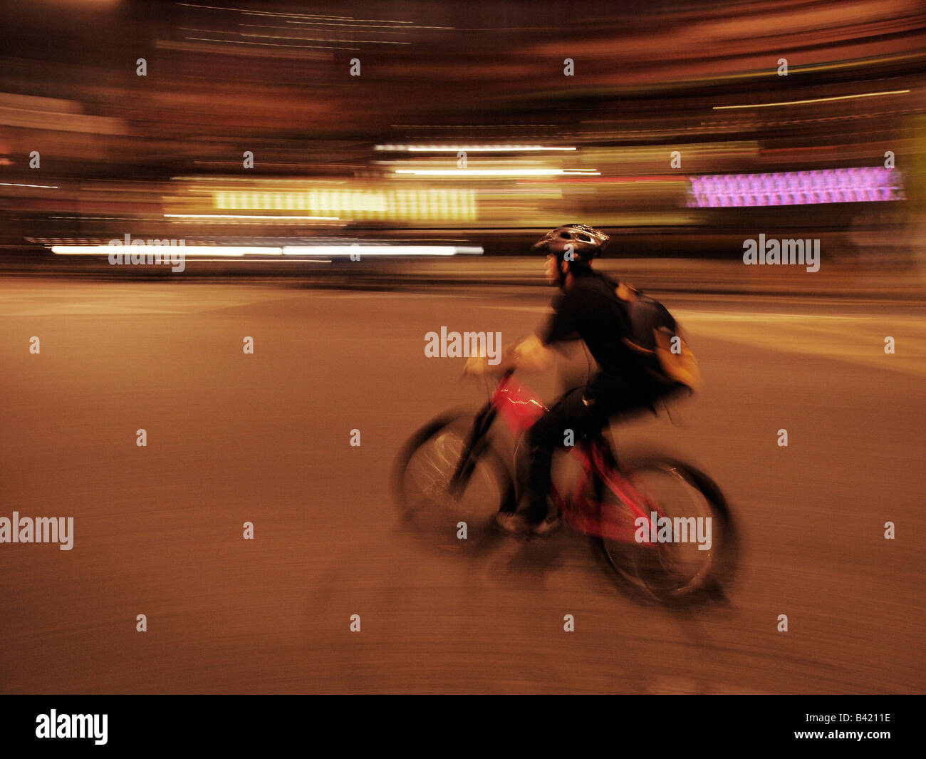 Night bicycle hi-res stock photography and images - Alamy