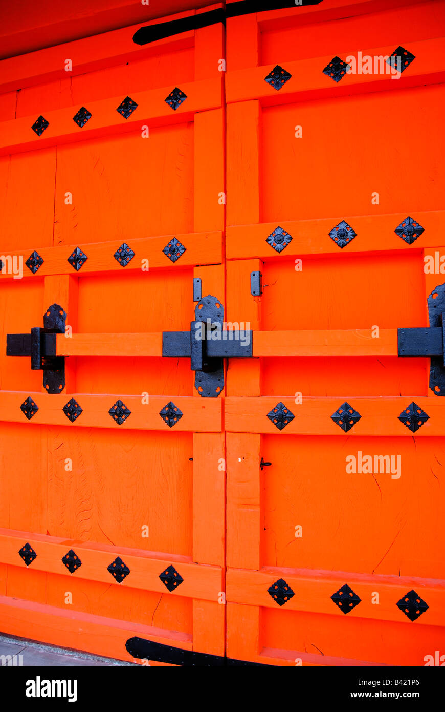 Close-up of the large red-painted wooden doors at the Sanjusangen-Do ...