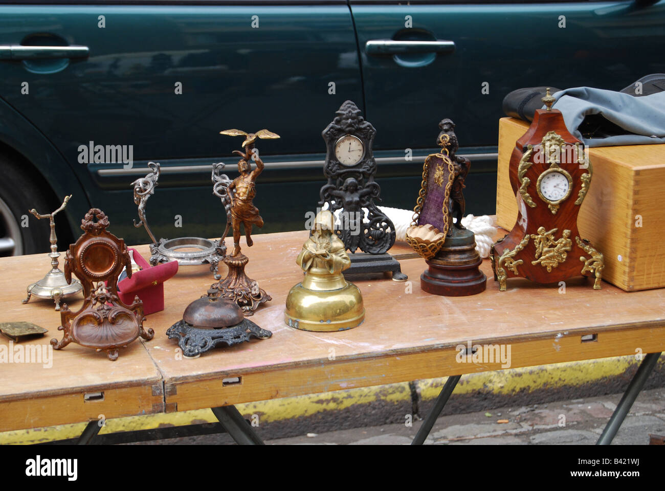 Mixed up clocks hi-res stock photography and images - Alamy