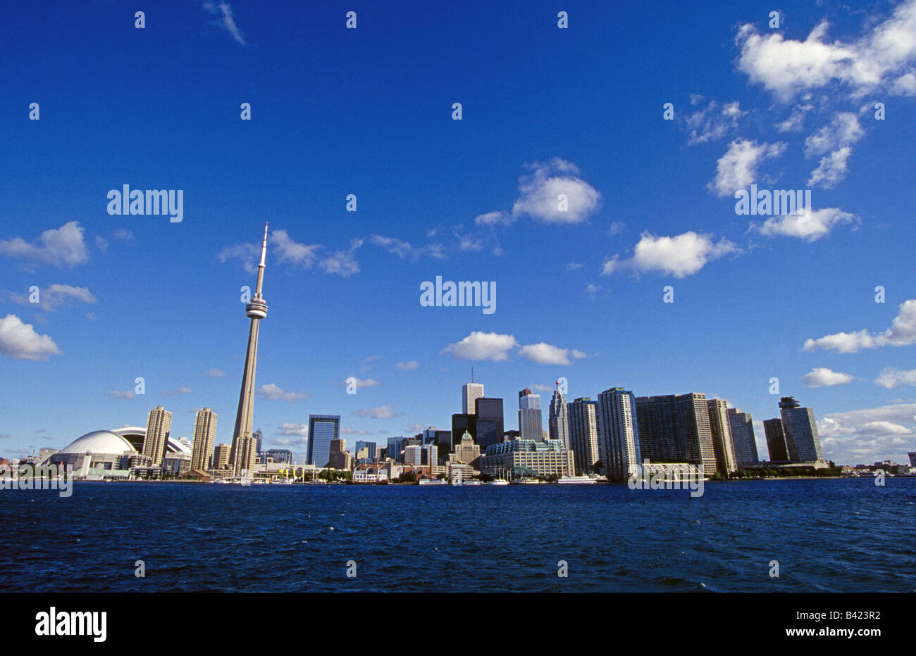 A view of the skyscraper office buildings of the skyline of Toronto ...