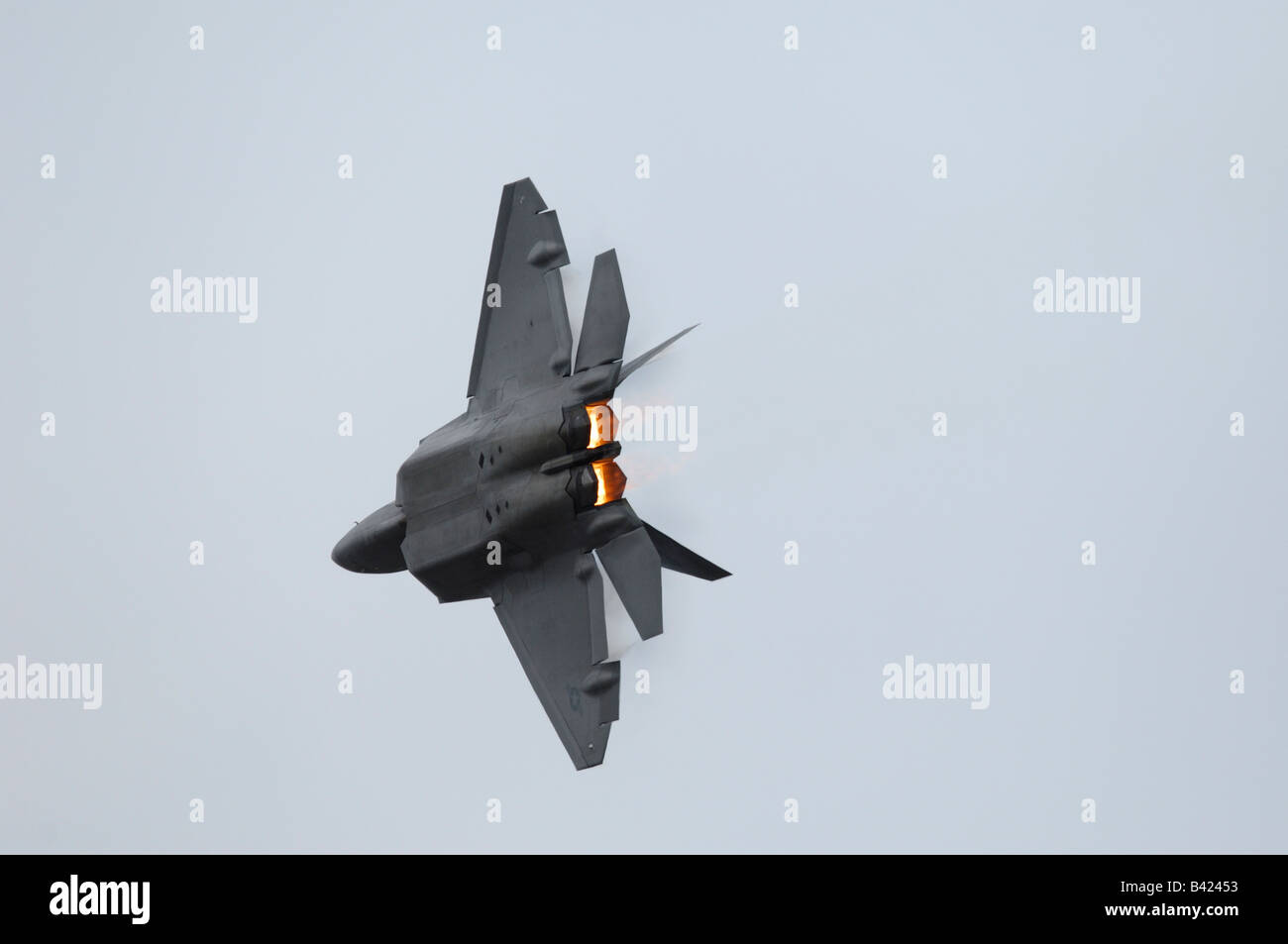Modern and stealth american jet fighter F-22A Raptor turning - Arctic ...