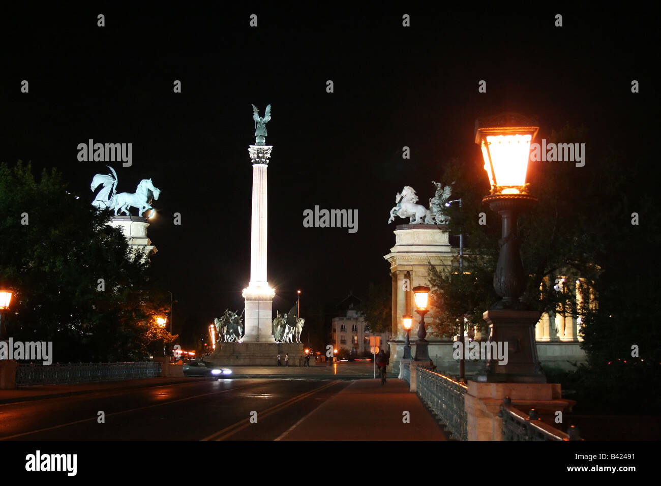 Heroes square in night Hungary Budapest Stock Photo - Alamy