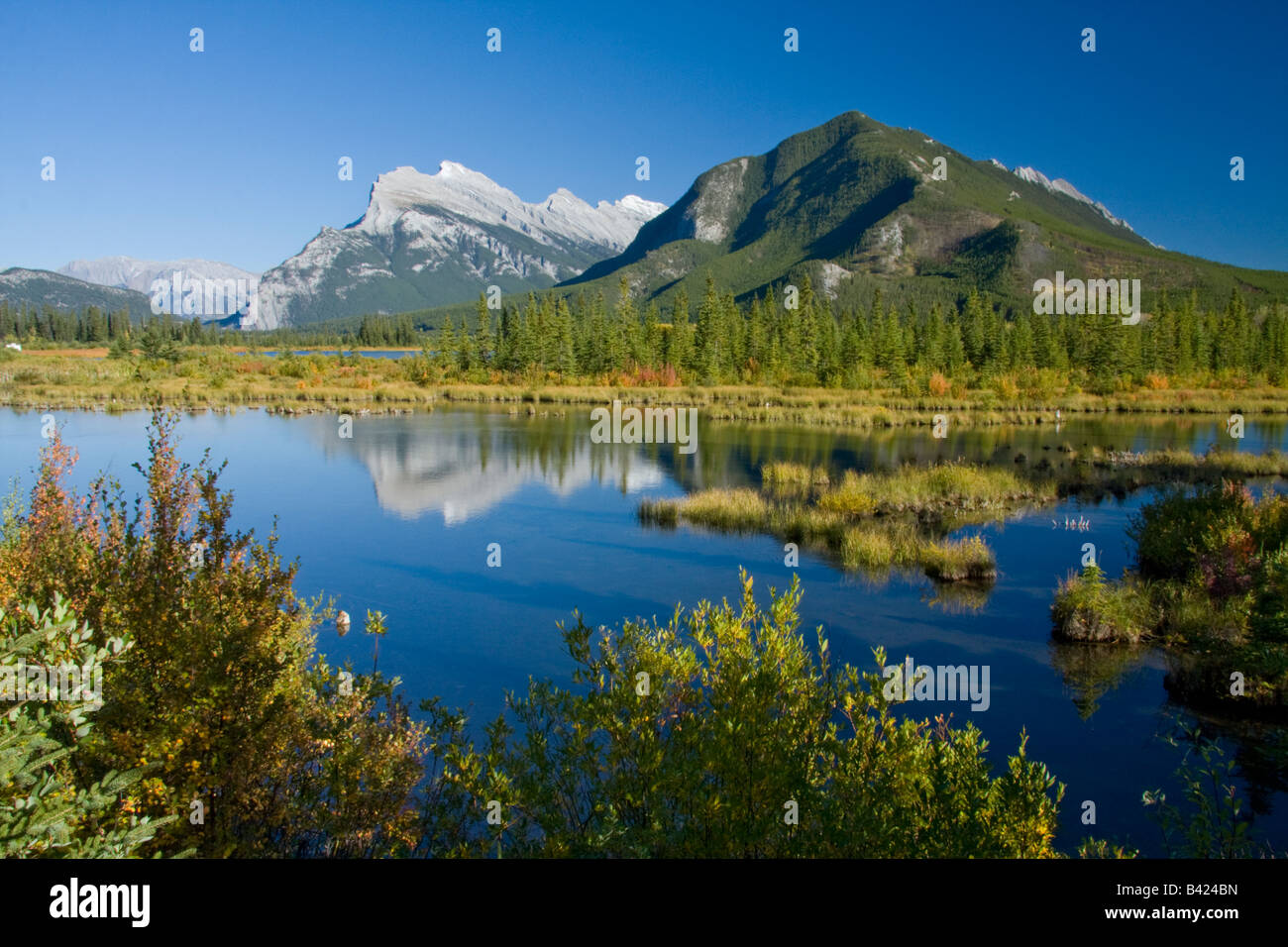 Mount rundle and sulphur mountain hi-res stock photography and images ...