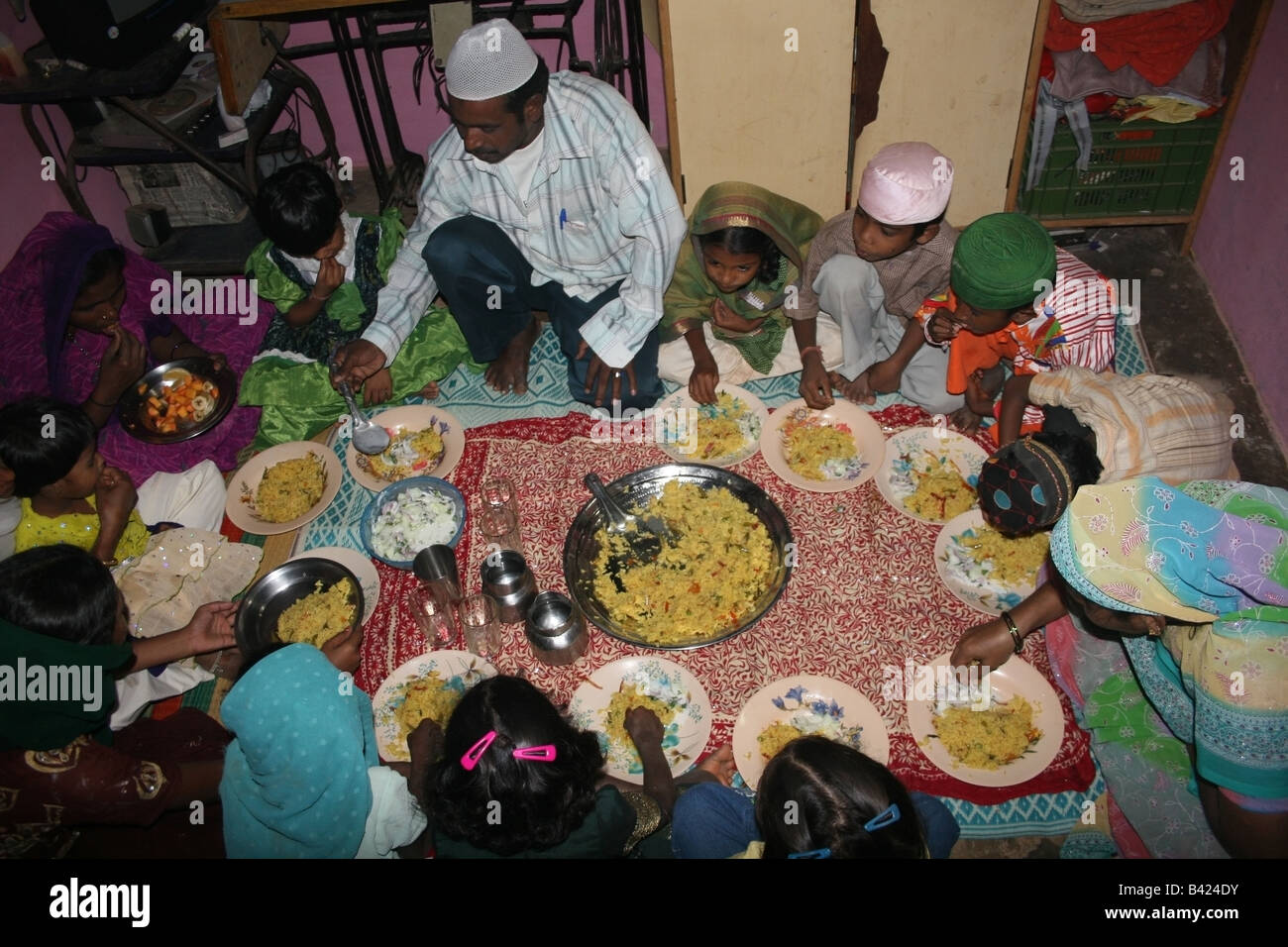 Ramadan family hi-res stock photography and images - Alamy
