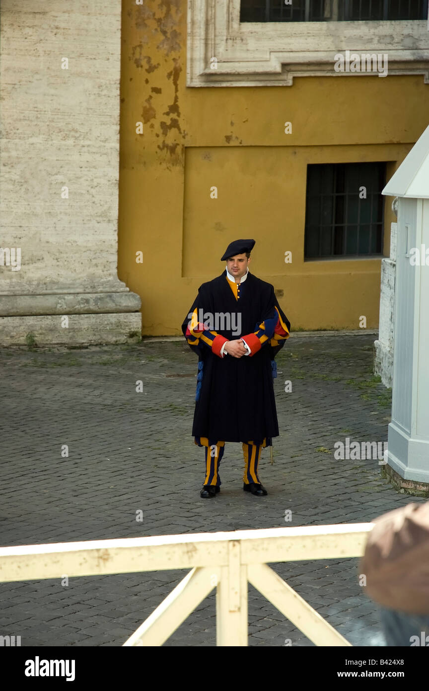 Swiss guard, Vatican Rome, Italy Stock Photo - Alamy